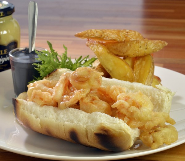 Sanduíche de lulas empanadas com molho negro – Vai Se Food, por Ailin ...