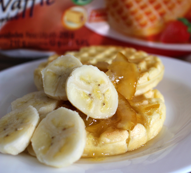 Waffle quentinho acompanhado por banana, geleia e calda, e pronto em 5 ...